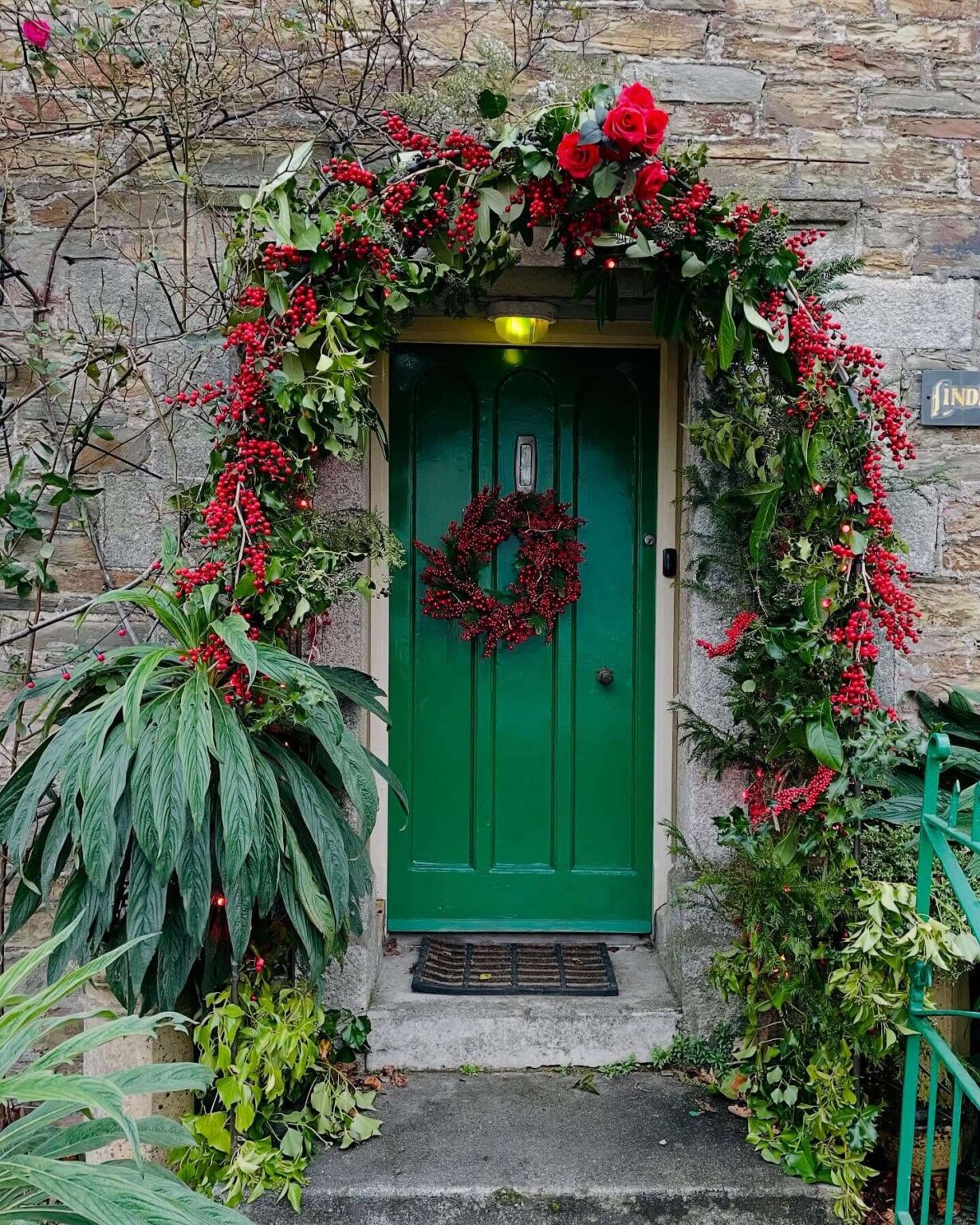 Stunning Natural Christmas Wreaths That Bring Holiday Charm To Your ...
